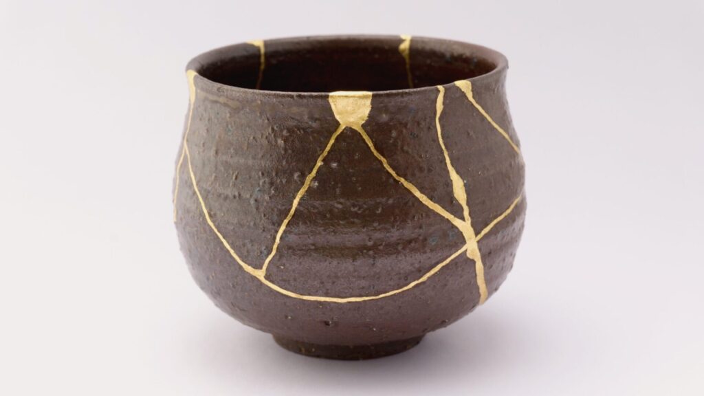 Qu’est-ce que le kintsugi ? L’art japonais de la réparationdorée et la ...
